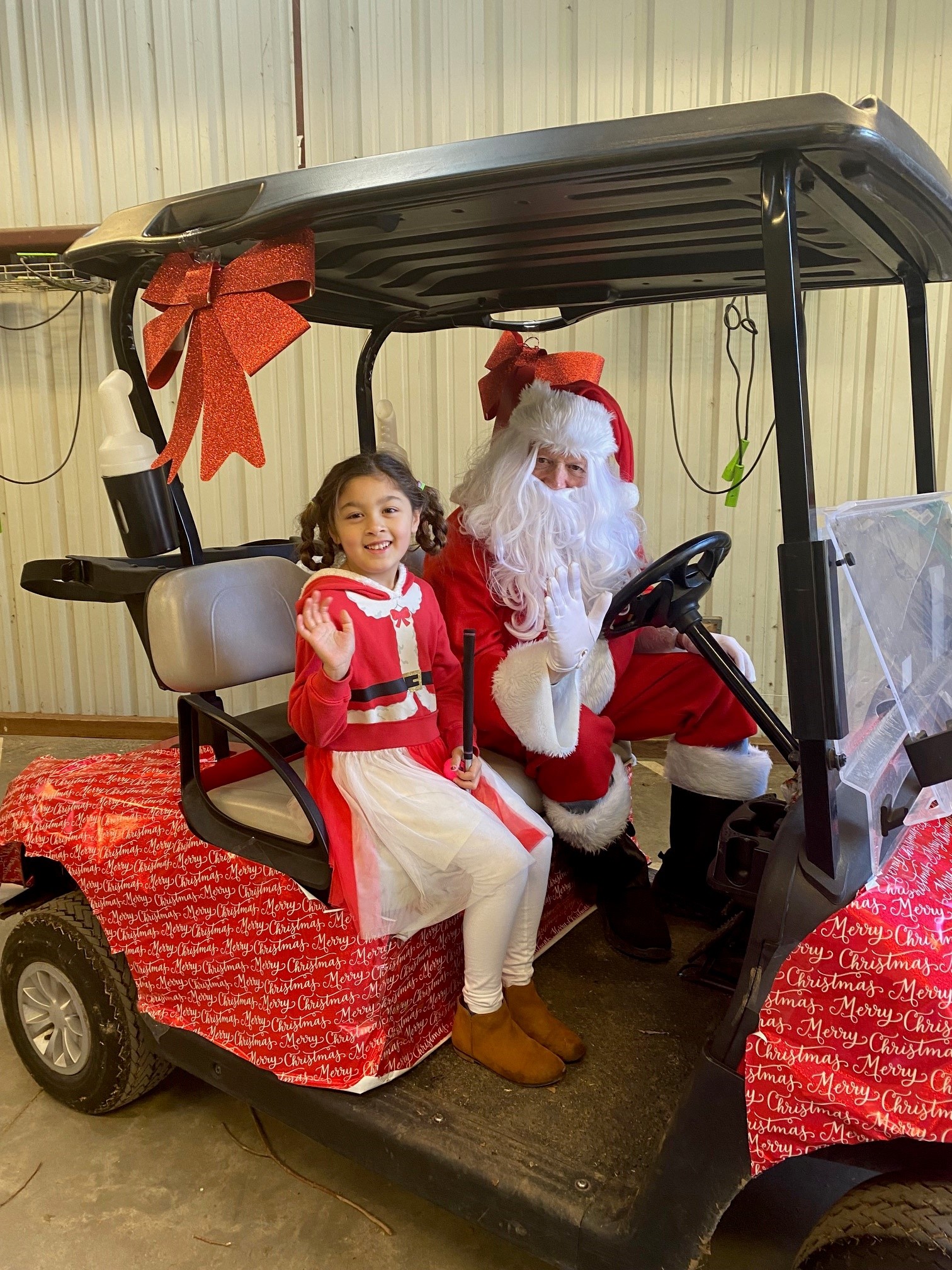 Santa Takes Time Out Of His Busy Schedule To Stop By William Land Golf ...