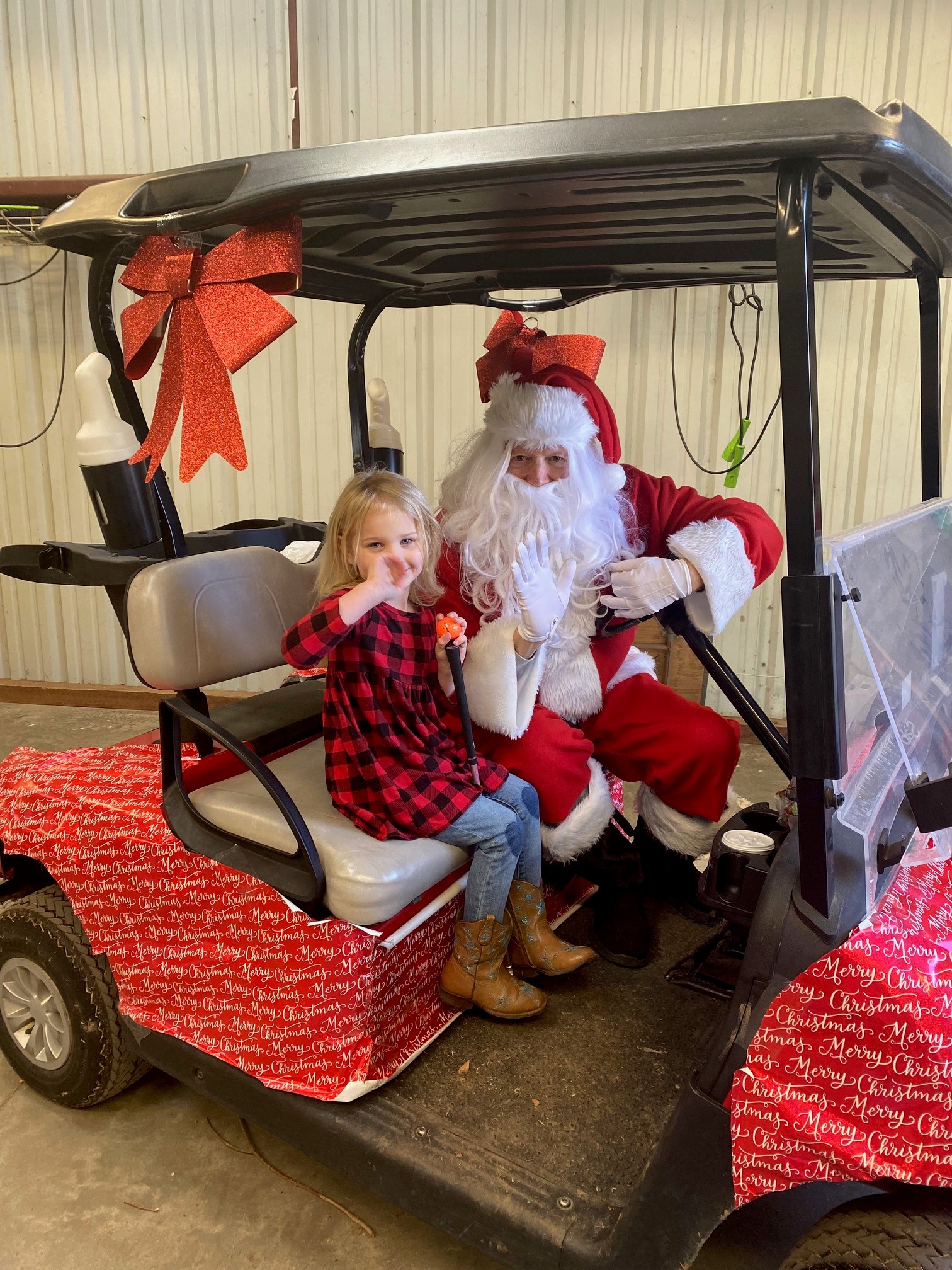 Santa Takes Time Out Of His Busy Schedule To Stop By William Land Golf ...
